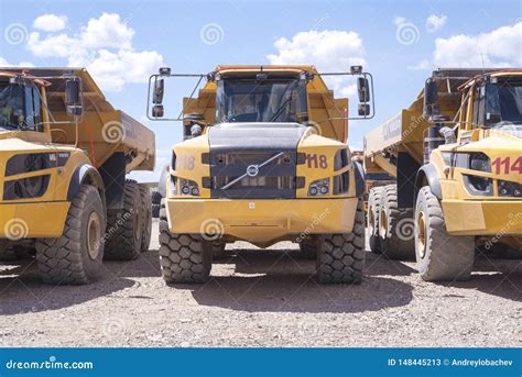 Articulated Mining Truck Foto De Stock Editorial Imagem De Amarelo