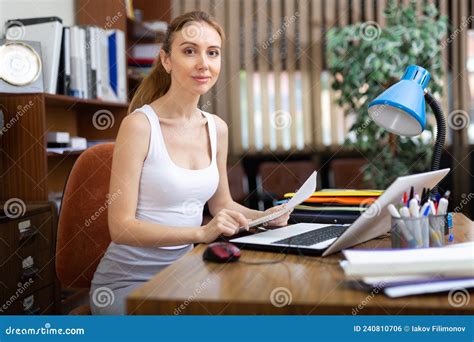 Retrato De Una Joven Empresaria Sexy Trabajando En Una Computadora Foto