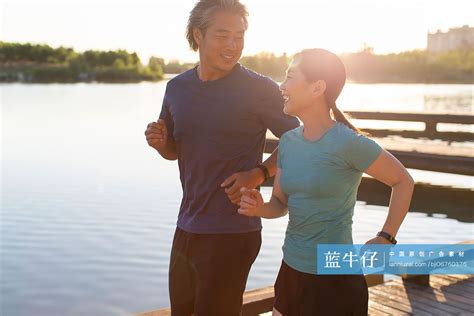 开心的中老年夫妇在公园跑步 蓝牛仔影像 中国原创广告影像素材