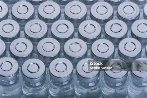 주사용 유리 의료 앰플 바이알 약은 암풀라에 있는 수성 용액을 가진 건조 백색 약 페니실린 분말 또는 액체입니다 닫습니다 0명에 대한 스톡 사진 및 기타 이미지 Istock