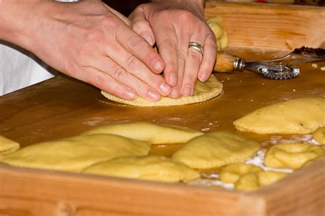 가로 보기의 닫기 최대 손 작업 준비 전통적인 이탈리아 요리에 대 한 반죽에 달걀과 마멀레이드 만든 Saccottini 라는 0명에 대한 스톡 사진 및 기타 이미지 Istock