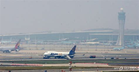 화물기 타이어 펑크로 인천공항 1활주로 중단 항공편 운항 지연