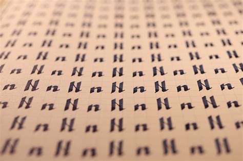 워크 시트를 작성하는 문자 연습 필기 기호 채우기 패턴입니다 서예 문자 N 학습 기술 종이 페이지 서예 문자 N 배경입니다 0명에 대한 스톡 사진 및 기타 이미지 Istock