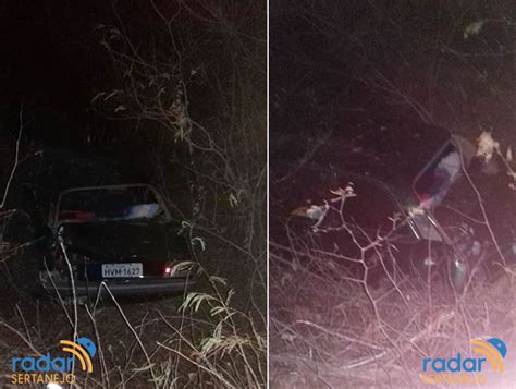 Caminhão bate na traseira e joga carro para fora da pista na PB