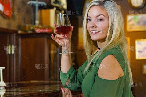 酒吧里拿着酒杯的女孩