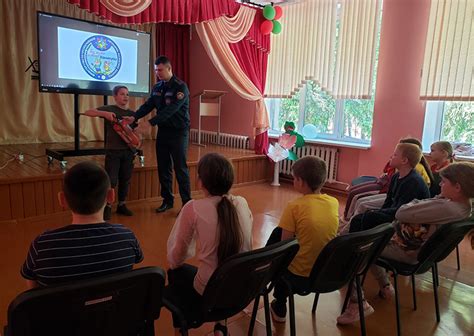 С ребятами отдыхающими в оздоровительном лагере Микуличской школы