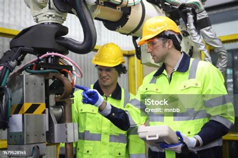 엔지니어 교육 로봇 용접기 로봇 팔의 작동 방법 설명 모든 기능은 리모컨으로 제어됩니다 20 24세에 대한 스톡 사진 및 기타 이미지 Istock