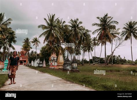 Si Phan Don Laos August 1 2009 Woman Exits A Buddhist Temple On Don Khong Island Laos Stock