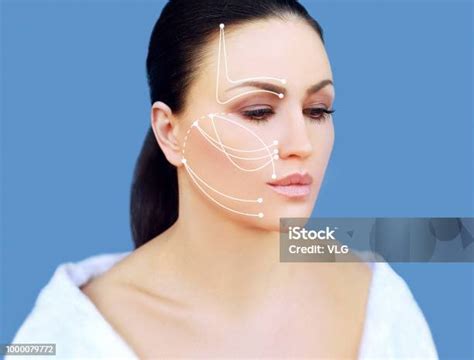 얼굴을 표시 여성 얼굴 성형 수술 개념에 구멍 뚫 기 라인 건강관리와 의술에 대한 스톡 사진 및 기타 이미지 건강관리와 의술
