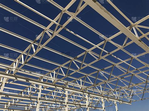 桁架天花板、金属柱子和大梁。支持结构。工业建筑金属框架