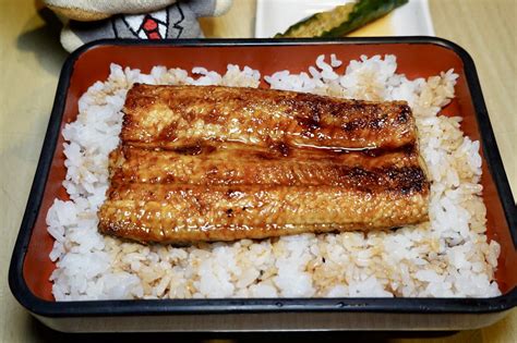 【台北中山站美食】梅子日本料理鰻魚屋：華燈初上！六條通裡的蒲燒鰻魚飯專賣店也是宵夜居酒屋，梅子餐廳姐妹店，每天現殺新鮮活鰻，營業到午夜一點