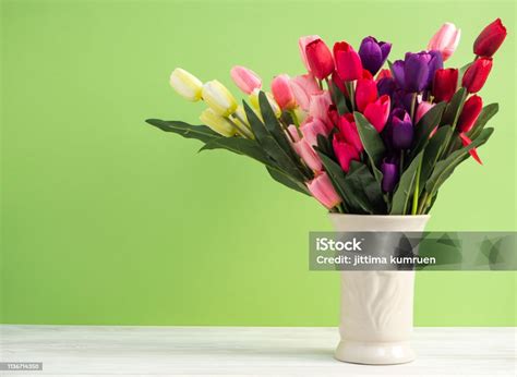 밝은 녹색 배경에 테이블에 흰색 꽃병에 정물화 화려한 튤립 0명에 대한 스톡 사진 및 기타 이미지 0명 결혼식 계절