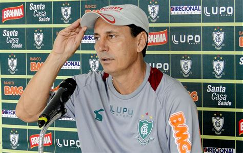 Procurado técnico Paulo Comelli descarta ida para o Paysandu