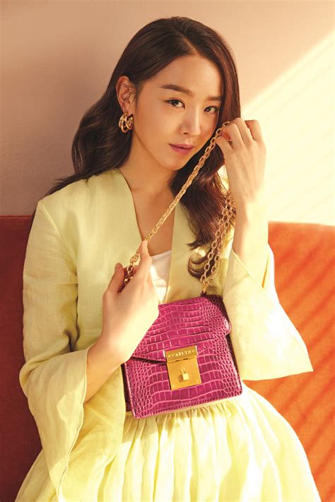 발랄 또는 시크하게 상반된 매력의 신혜선 화보 디지틀조선일보 디조닷컴