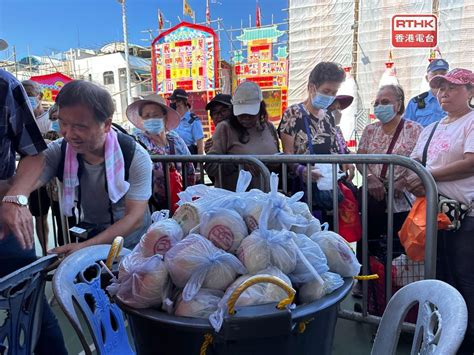 長洲太平清醮翌日派發平安包 有長者領取稱寓意平安 Rthk