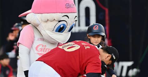 아이들과 포옹하는 이대호 사진