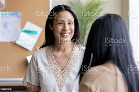 고등학교 지도 카운슬러 또는 십대 학생들과의 고문 회의에서 대학 지원 조언을 제공합니다 아시아인에 대한 스톡 사진 및 기타
