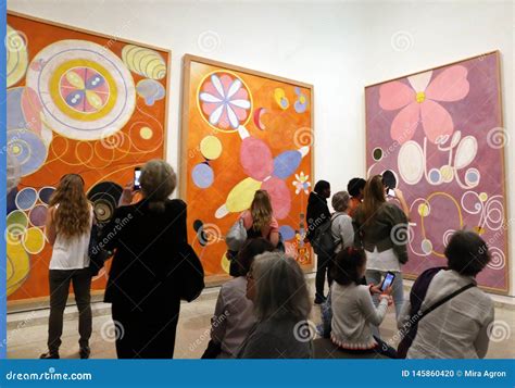 Exibi O De Hilma Af Klint No Guggenheim Imagem Editorial Imagem De Visitantes Mulher