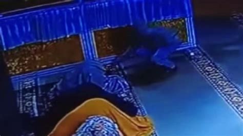 Terekam CCTV Pria Di Malang Pura Pura Salat Di Masjid Ternyata Curi Barang Jemaah