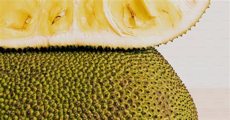 테이블 위에 놓인 반으로 자른 키위 과일 사진 Unsplash의 잭프루트 이미지