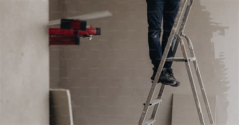 계단 사다리 위에 서서 벽을 그리는 남자 사진 Unsplash의 사다리 이미지