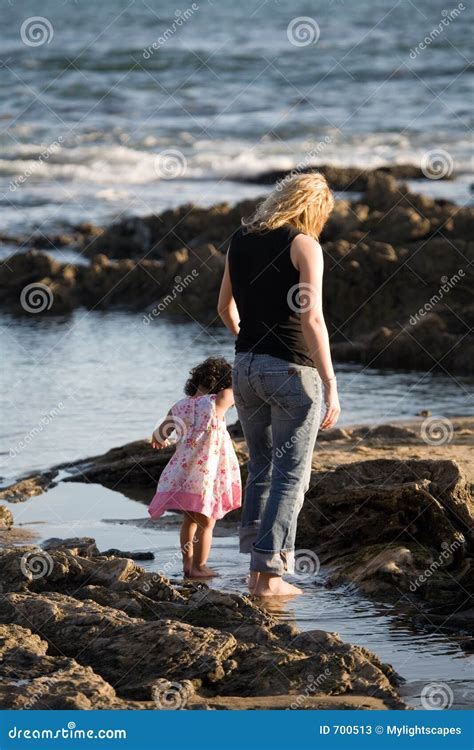 Moeder En Dochter Stock Afbeelding Image Of Greep Kind