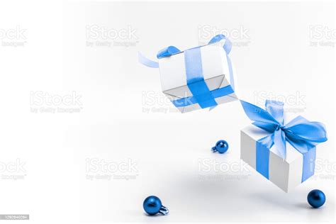 겨울 세일 흰색 리본과 새해 공과 흰색 선물은 인사말 카드에 대한 흰색 배경에 Xmas 장식 크리스마스 겨울 새해 개념 선물에