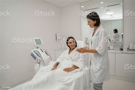 행복한 쾌활한 백인 여성은 케어 제품을 선택하는 동안 화장품 캐비닛에서 시간을 보내는 30 34세에 대한 스톡 사진 및 기타