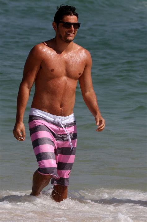 Bruno Gissoni exibe o corpão ao curtir praia Quem QUEM News