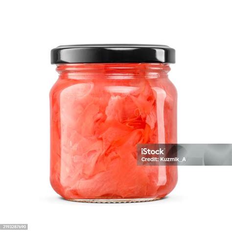 흰색 배경에 고립 된 검은 색 트위스트 오프 뚜껑이 있는 유리 병에 담긴 빨간 절인 생강 0명에 대한 스톡 사진 및 기타 이미지 0명 건강한 식생활 검은색 Istock