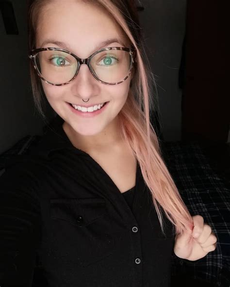 Cleavage Beauty And Sexiness Reverydaycutegirls