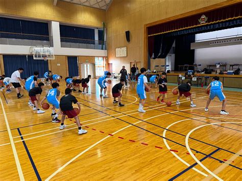 팀점프농구교실 팀점프농구교실 24116~19 셋째날입니다 초등부는 야마우치 학생들과 함께 몸풀고 훈련하고나서 남학생팀과 그리고 오키나와 우승여학생팀과 두경기를