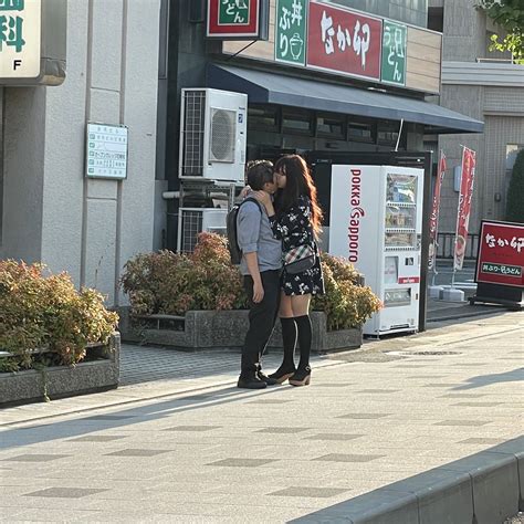 【画像】ハゲが路上でキスしてて草 あらまめ2chあらまめ2ch