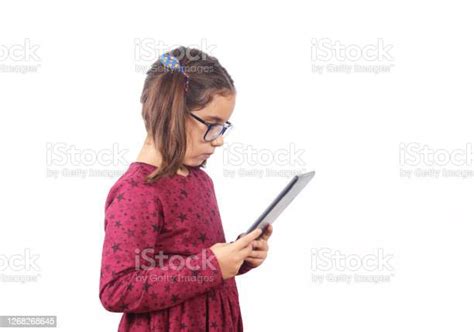 디지털 태블릿을 사용하는 어린 소녀 흰색 배경에 고립 아이에 대한 스톡 사진 및 기타 이미지 아이 태블릿 흰색 배경