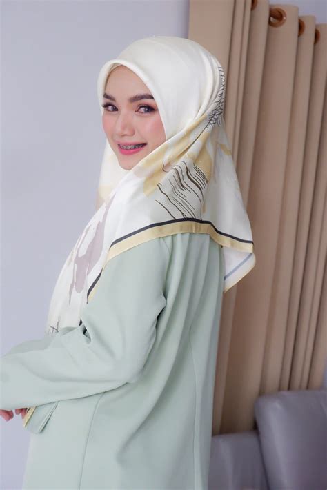 ผ้าคลุมมุสลิม บาวาสามเหลี่ยมเนื้อผ้าลามิสซาตินพรีเมี่ยม ขนาดหลาสกู ติด
