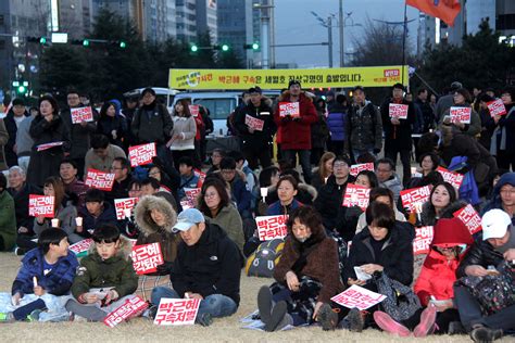 25일 저녁 창원광장에서 열린 제17차 박근혜 퇴진 오마이포토
