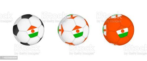 니제르 국기와 함께 수집 축구 공입니다 세 가지 구성의 깃발이 있는 축구 장비 모형 경쟁에 대한 스톡 벡터 아트 및 기타 이미지