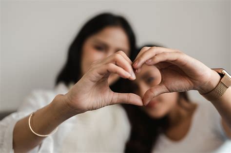 Fidanzate Di Stile Di Vita Lesbico Che Fanno Simbolo Di Forma Del Cuore