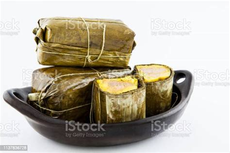 흰색 배경에 고립 된 산탄데르 지역에서 만든 전통적인 콜롬비아 타말레 산탄데르 주 콜롬비아에 대한 스톡 사진 및 기타 이미지