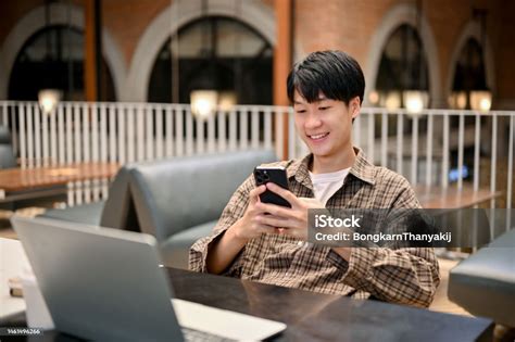 편안한 아시아 남성 프리랜서 또는 스마트폰을 사용하는 대학생 카페에서 원격 근무 20 24세에 대한 스톡 사진 및 기타 이미지