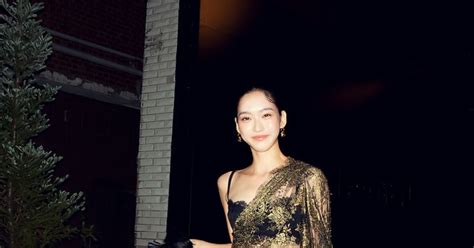 한지현 쑥스러운 미소 포토