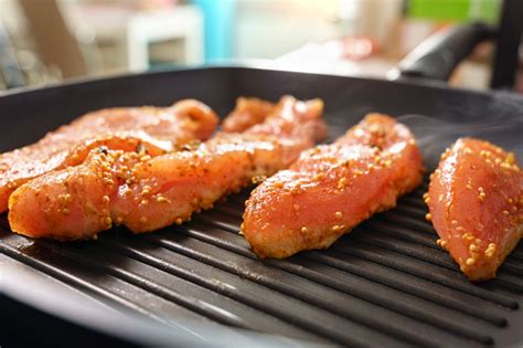 그릴 팬에 향신료가 들어간 칠면조 스테이크 요리 건강 식품 체중 감량 및 체력 선택적 초점 가금류에 대한 스톡 사진 및 기타