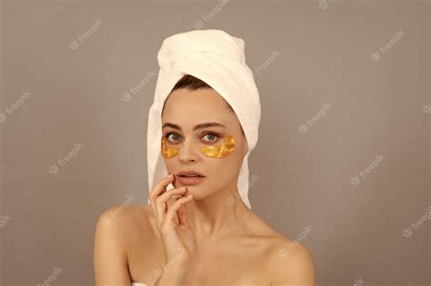 Premium Photo Sensual Lady With Terry Towel Use Facial Golden Eye