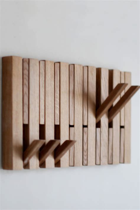 Вешалка настенная с откидными крючками для одежды 92 фото