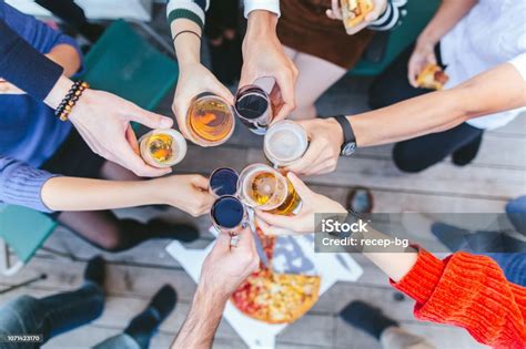 다 인종 친구 집에서 파티 재미의 그룹 축배에 대한 스톡 사진 및 기타 이미지 축배 맥주 일본 민족 Istock