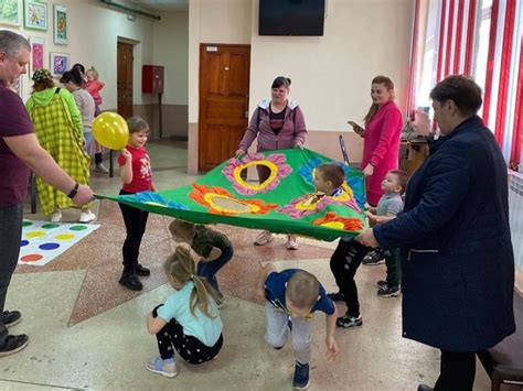 25 марта в Детском клубе выходного дня ребята вместе с Клёпой играли в