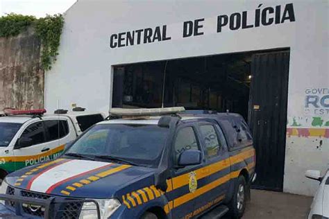 NO WHATS Homem se esconde embaixo da cama para não ser preso após