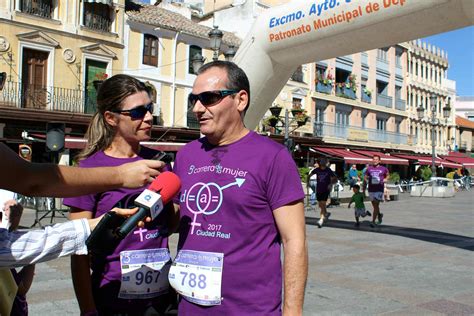 Unos 600 corredores tiñen de morado por la igualdad las calles de