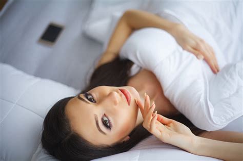 행복 한 아침입니다 흰색 침대에서 편안 하 게 웃는 예쁜 젊은 갈색 머리 여자의 초상화 미소에 대한 스톡 사진 및 기타 이미지