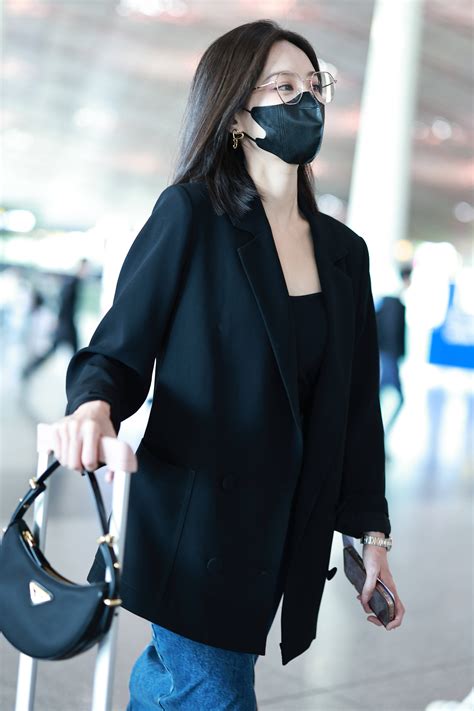 李一桐黑西装搭牛仔裙简约率性 短发及肩干练飒气 搜狐大视野 搜狐新闻